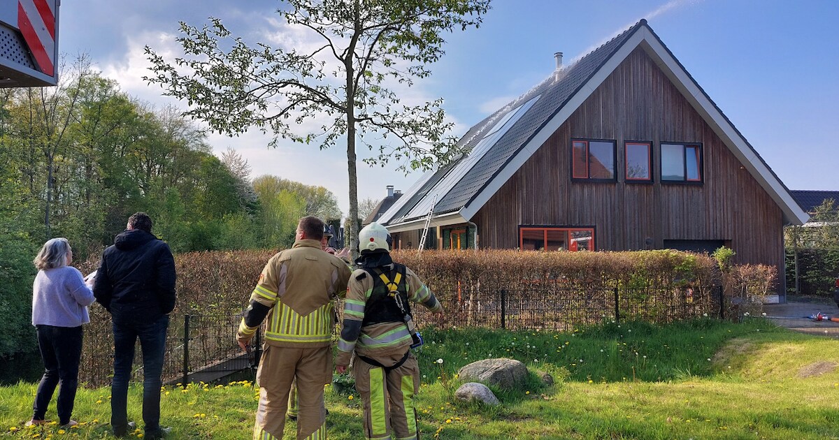 Dak van woning in Leusden in brand, bewoner probeert vuur zelf te doven ...