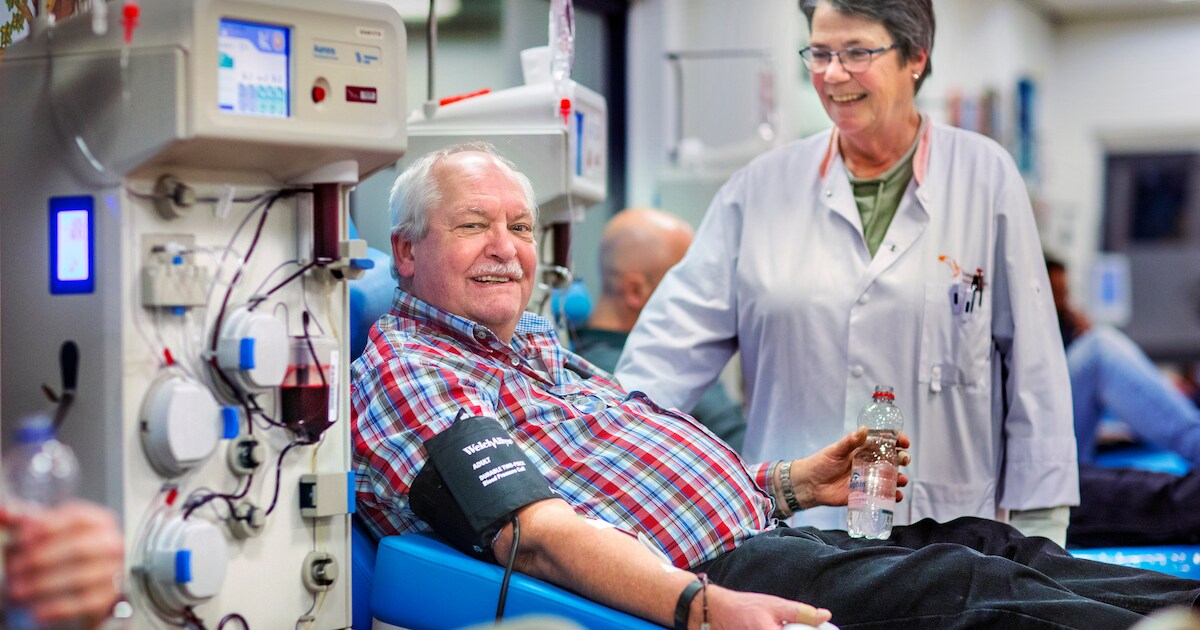 Deze Hagenaar redde 714 mensen: Hans heeft meer dan honderd liter van ...