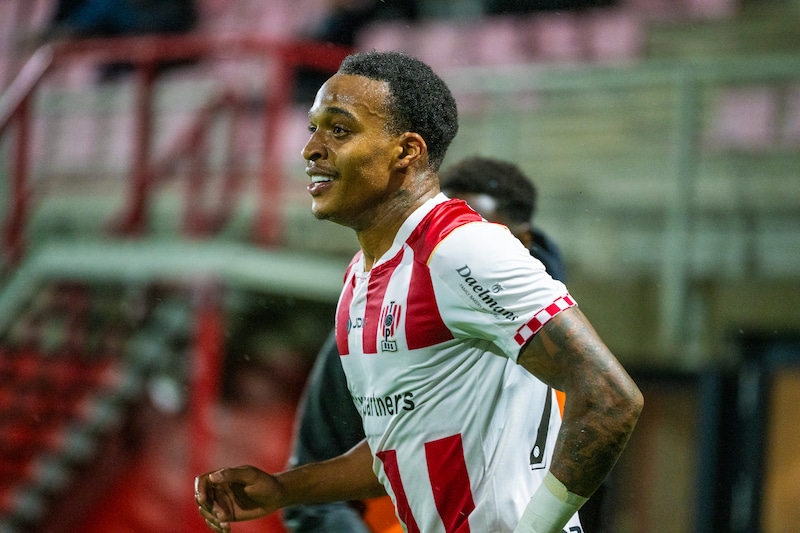 Vlag van Curaçao prijkt in kleedkamer TOP Oss: aanvaller blijft hoop ...