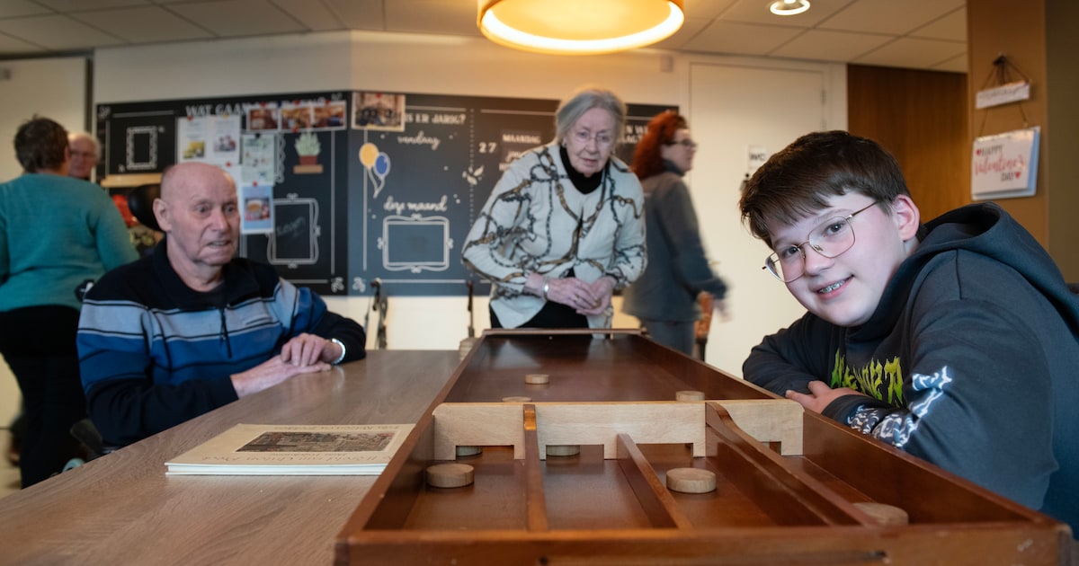 Marijn (14) doet spelletjes en kletst met ouderen met dementie: ‘Hij is ...
