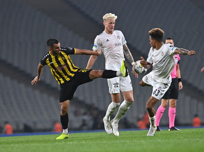 Besiktas van WK-ganger Wout Weghorst stelt wedstrijd uit door bloedige aanslag in Istanboel ...