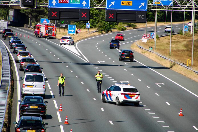 Auto in brand op snelweg A28, file door afgesloten rijstroken ...