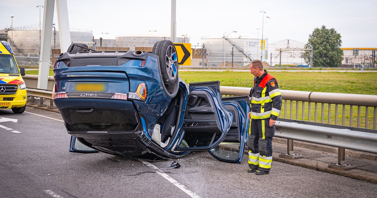 Auto slaat over de kop na botsing op het Gaderingviaduct bij Hoogvliet ...