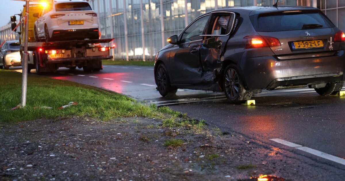 Twee auto's in botsing op kruispunt Zwethlaan in Honselersdijk | 112 nieuws Westland | AD.nl