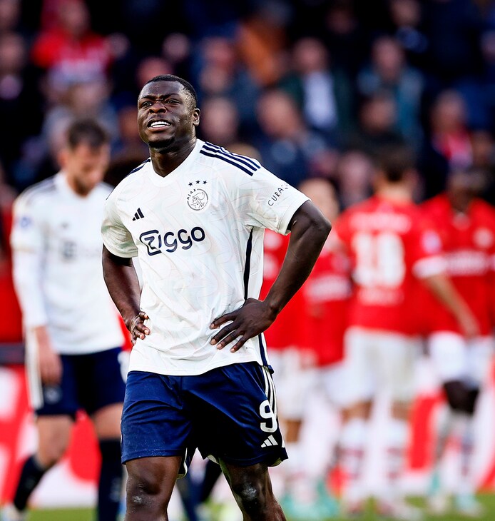 Ajax-spits Brian Brobbey voelt zich schuldig na nederlaag bij PSV: ‘Ik had die kansen af moeten ...