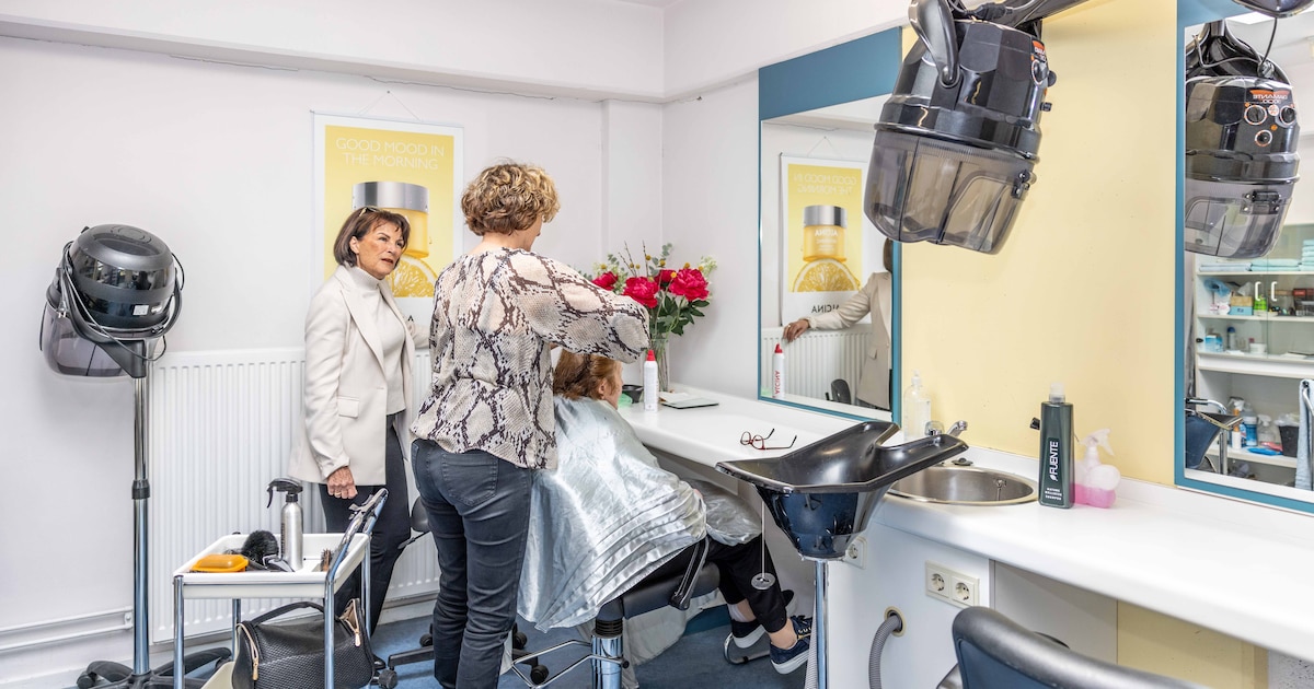 Kapster moet na bijna veertig jaar weg uit zorgcentrum: ‘We voelen ons ...