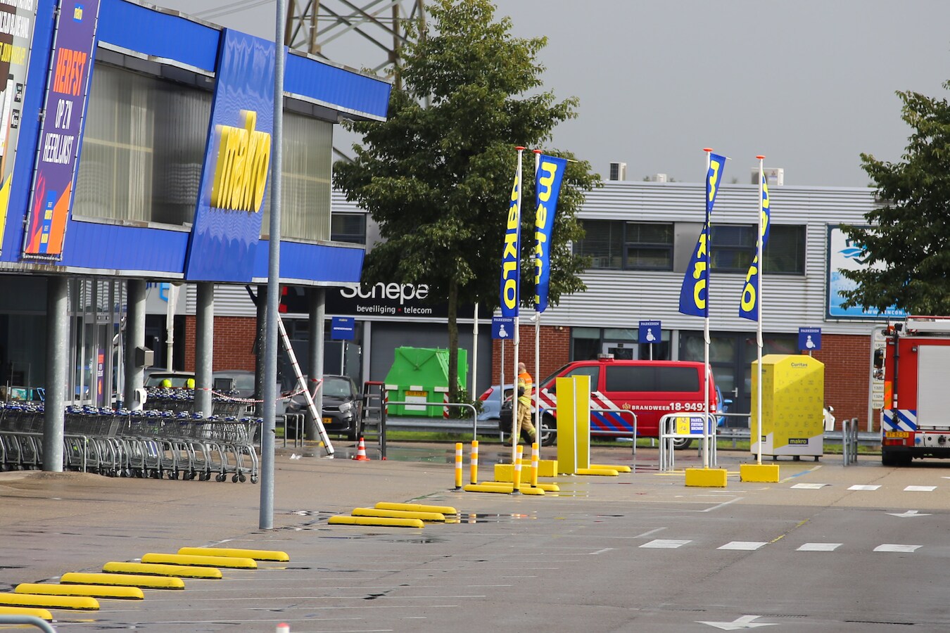 Groothandel Makro in Dordt weer open na ontruiming: ‘De schade is ...
