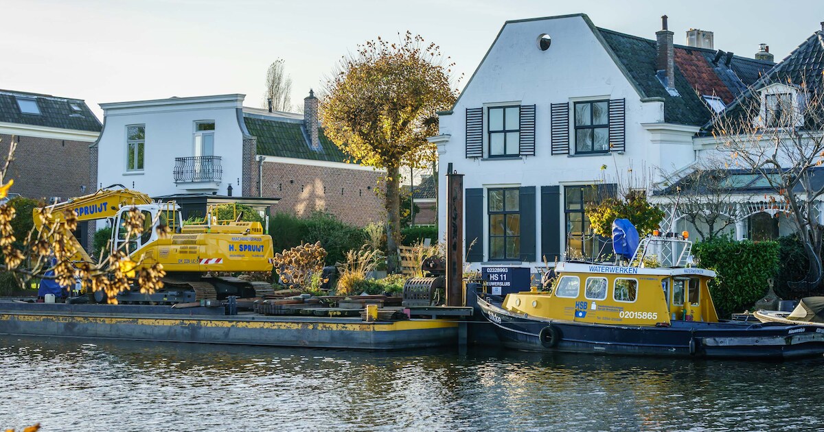 Heipaal valt op persoon bij werkzaamheden op ponton in Breukelen ...