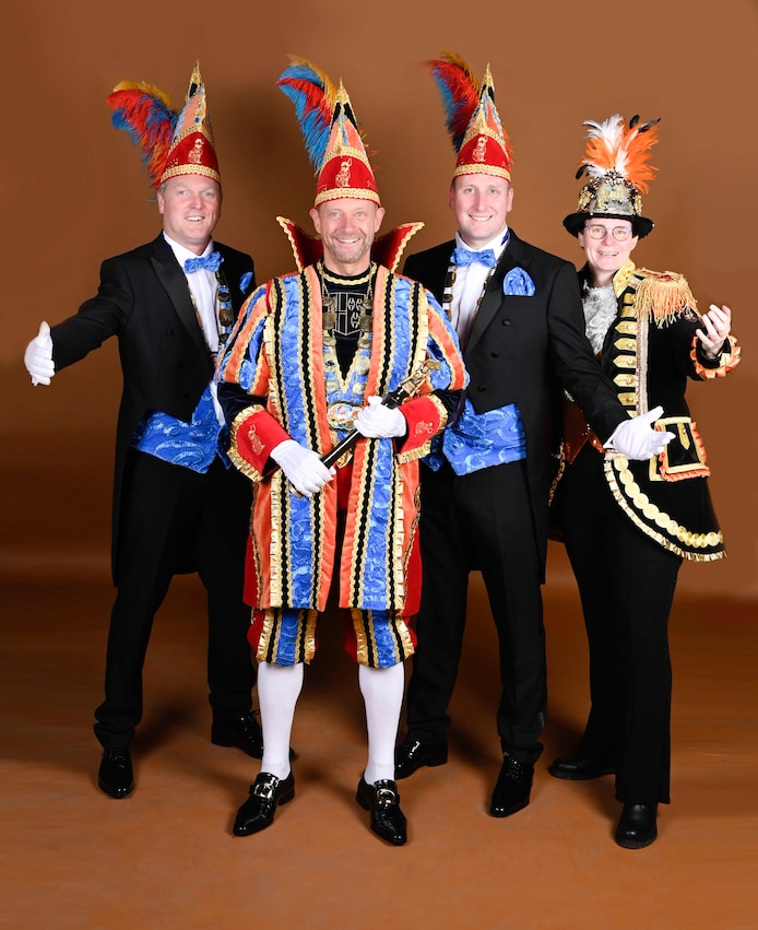 Prins Arjan II aan het roer bij carnaval in Losser | Losser | AD.nl