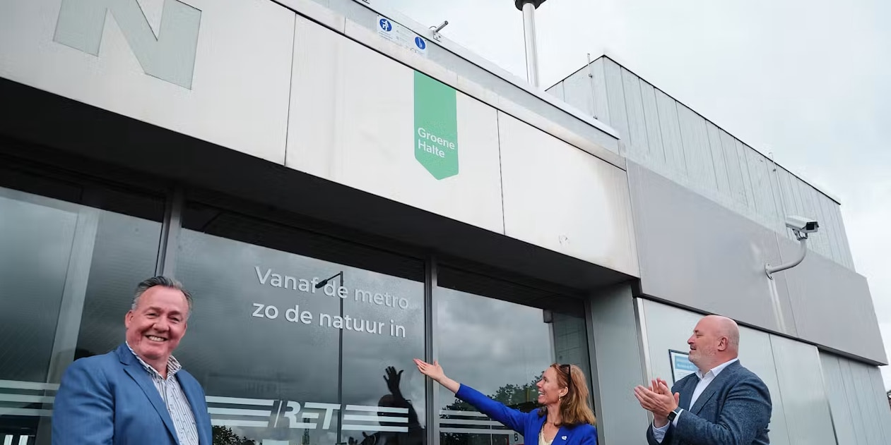 Groene Halte opent bij metrostation Rhoon | Foto | AD.nl