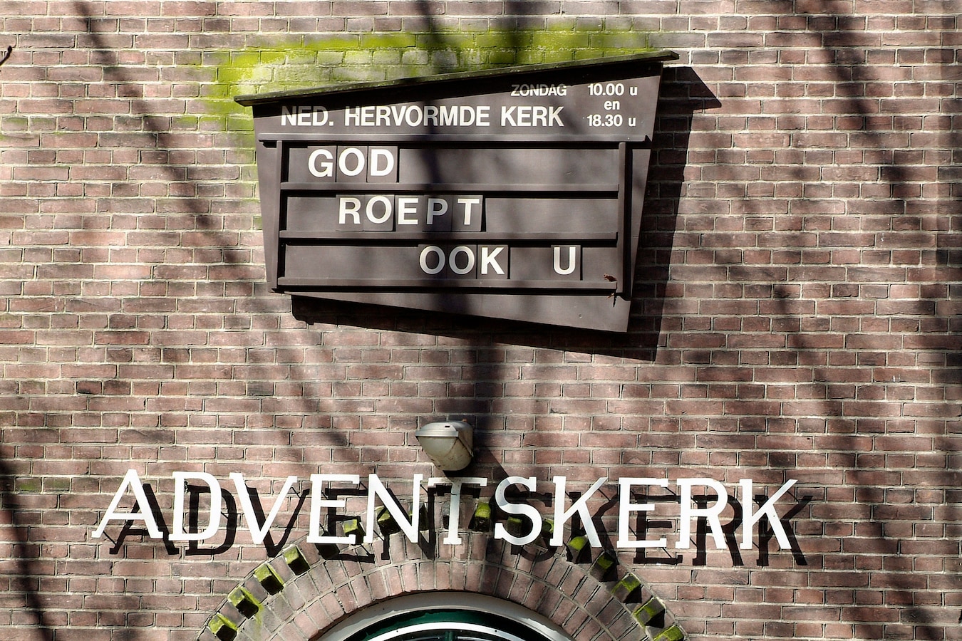 Café Alle Hens mag geen terras voor de kerk in Alphen plaatsen | Foto | AD.nl