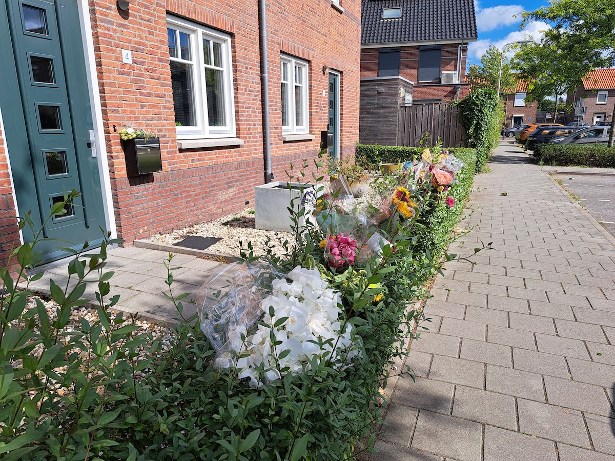Bloemen op de heg en een gedenkhoekje in Vught voor Jessica: ‘Hier zijn ...