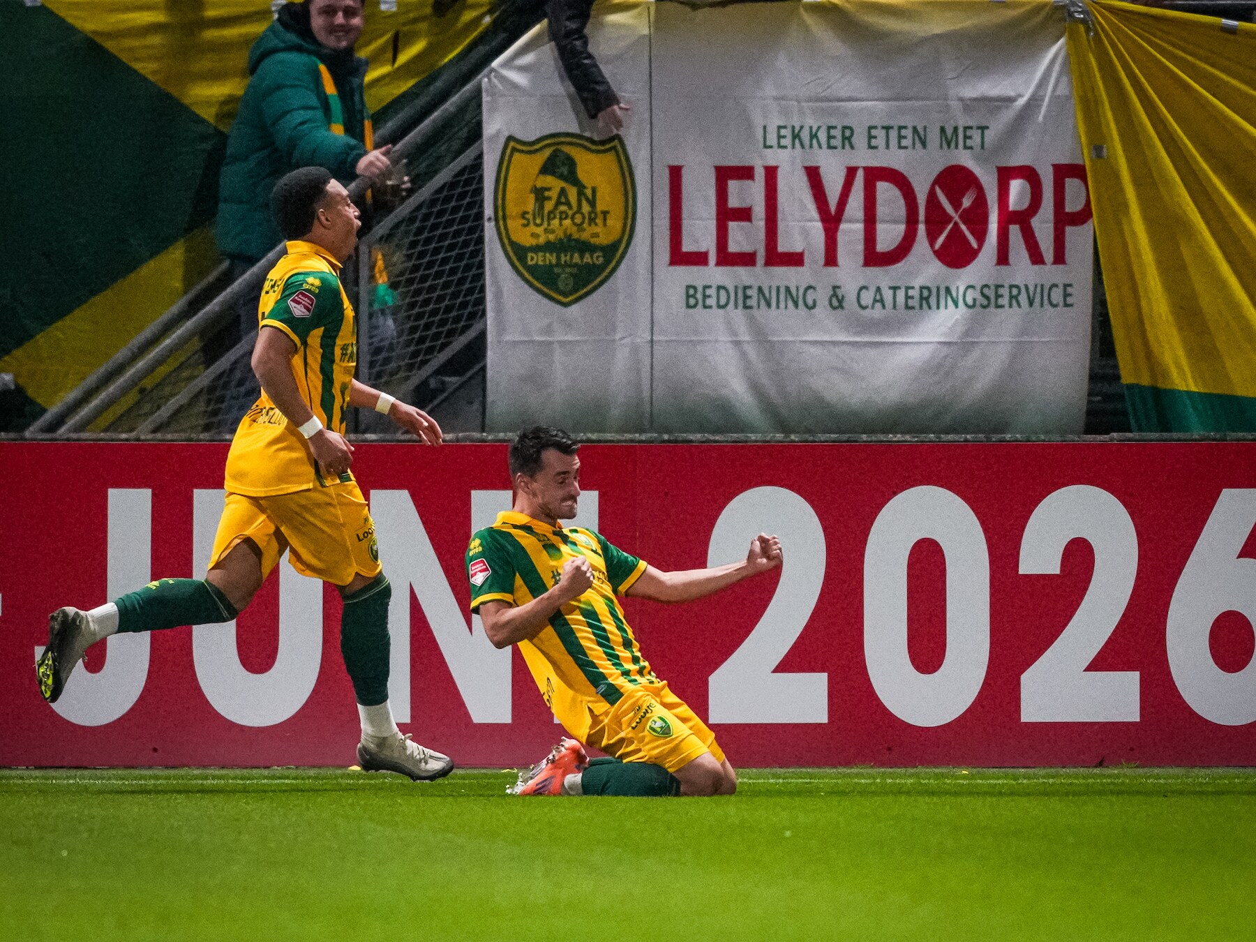 Grote vechtpartij in Scheveningen waarbij agent gewond raakte, drie personen aangehouden | Den ...