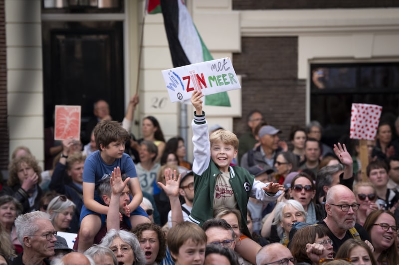 Na geweld bij azc-protesten, betuigen duizenden betogers in Utrecht ...