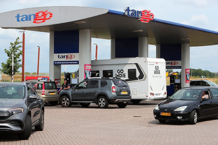 Drukte aan de pomp nu tanken vanaf 1 juli flink duurder wordt: ‘Het ...
