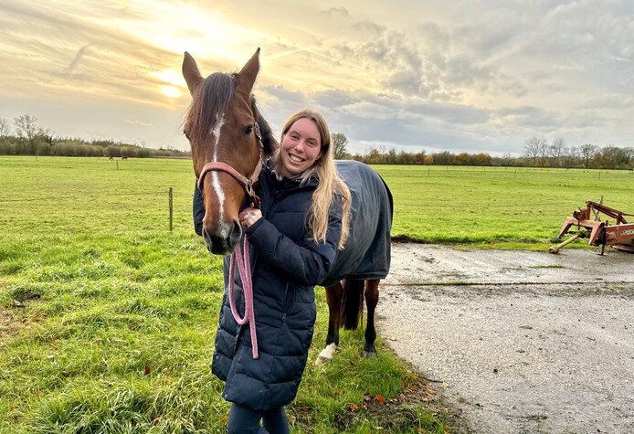 Na een drukke werkdag gaat Ilse naar haar paard Holly: ‘Ze is heel erg lief en voelt hoe jij je ...