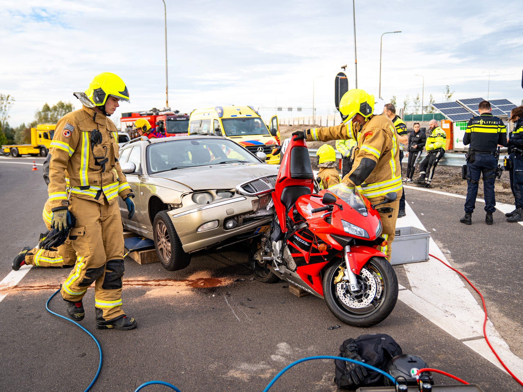 Gewonde na ernstig eenzijdig ongeval op de parallelweg naast de A20 bij ...