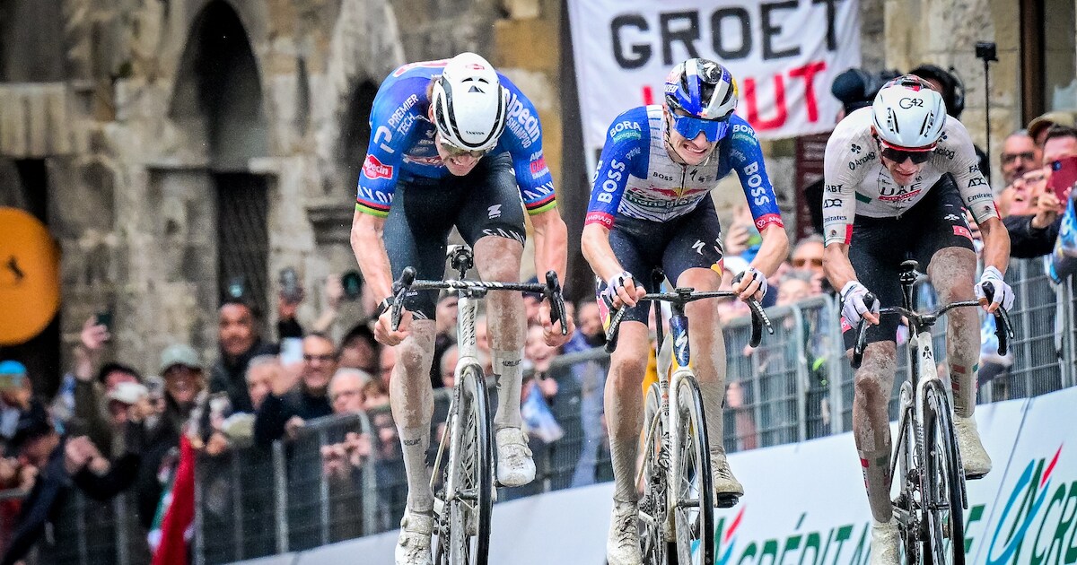 Mathieu van der Poel triomfeert in chaotische gravelfina­le Tirreno ...