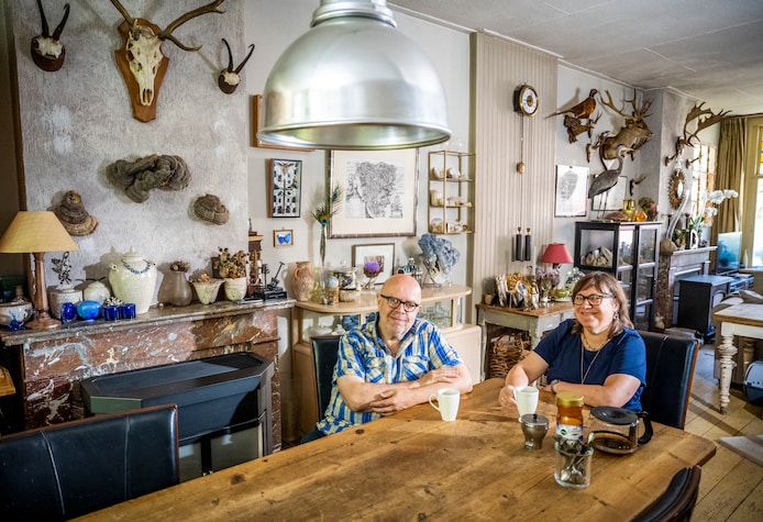 Vitrinekasten met fossielen en overal opgezette dieren: dit huis lijkt ...