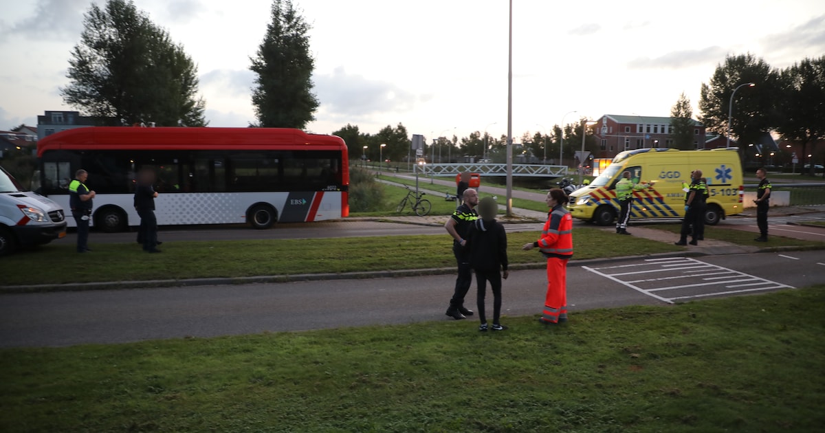 Fietser met spoed naar ziekenhuis na botsing met bus | Regio | AD.nl