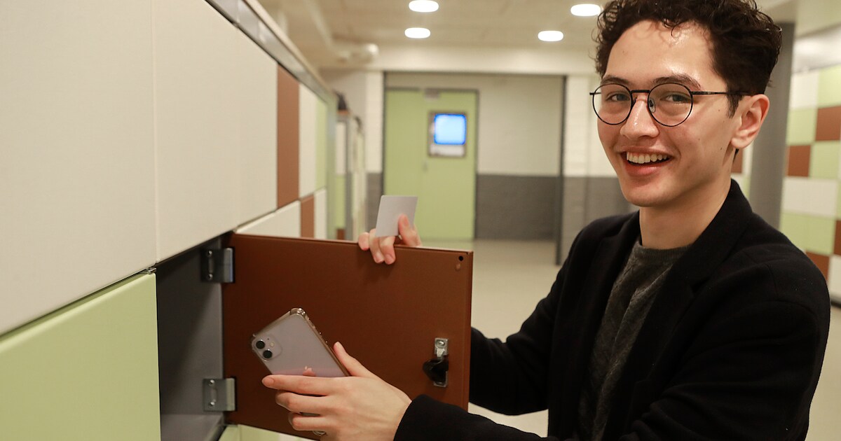 Zo gaat het op een middelbare school waar het mobieltje taboe is: ‘Al het gedoe is in één keer ...