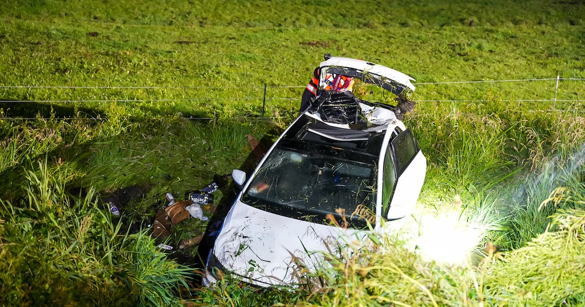 Auto slaat over de kop en belandt in sloot op dijk bij Oosthuizen ...