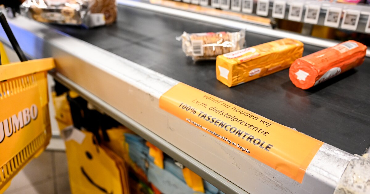Potloodventer in supermarkt stuurt de caissière een vriendschapsverzoek ...