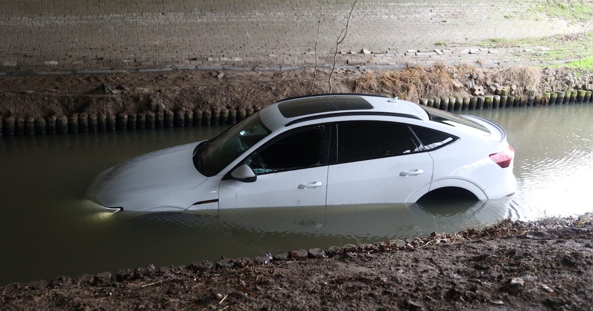 Auto raakt te water in Vianen | Regio | AD.nl