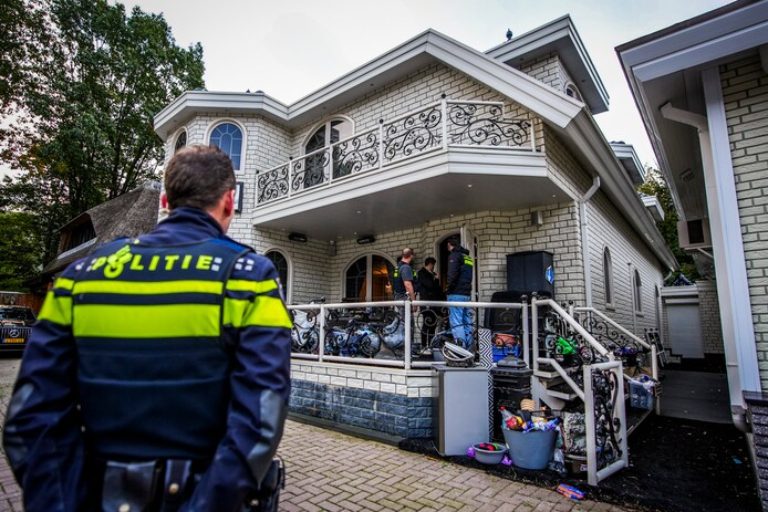 Arrestatieteam doet inval op woonwagencentrum uit tv-serie Bij ons op het kamp: onderzoek naar ...