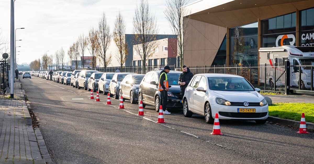 Honderden automobilisten staan in de rij voor goedkope benzine: €1,111 ...