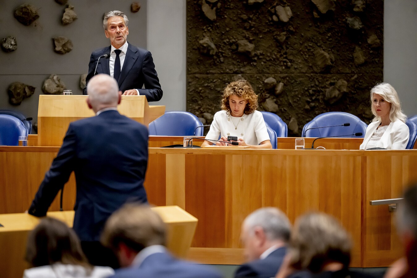 Gehavend kabinet-Schoof mag van Kamer verder met alleen VVD en BBB, maar kan weinig meer doen ...