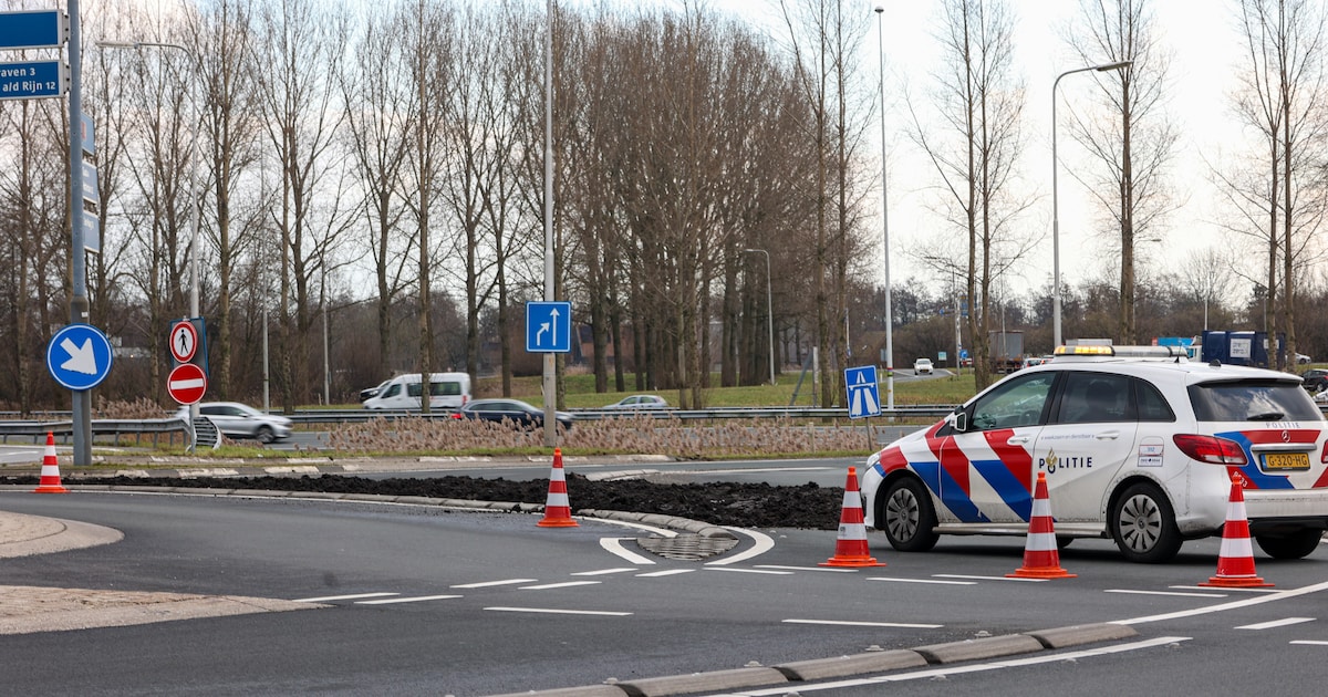 Klep gaat open, vrachtwagen stort grond uit over rotonde | Bodegraven ...
