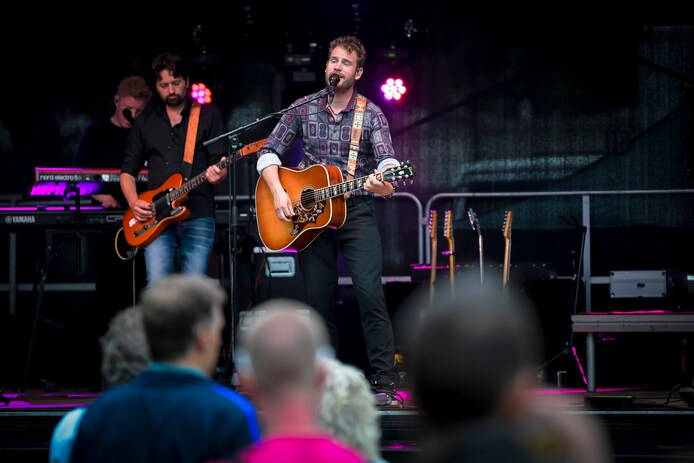 Regenachtige zomeravond in Wantijpark: Tim Akkerman trapt af tijdens ...