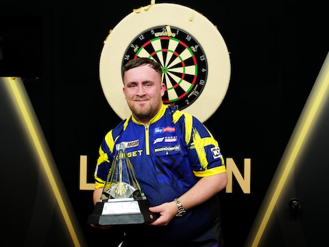 Luke Littler staat na ‘zware’ Premier League wel weer met de beker: ‘Ik ...