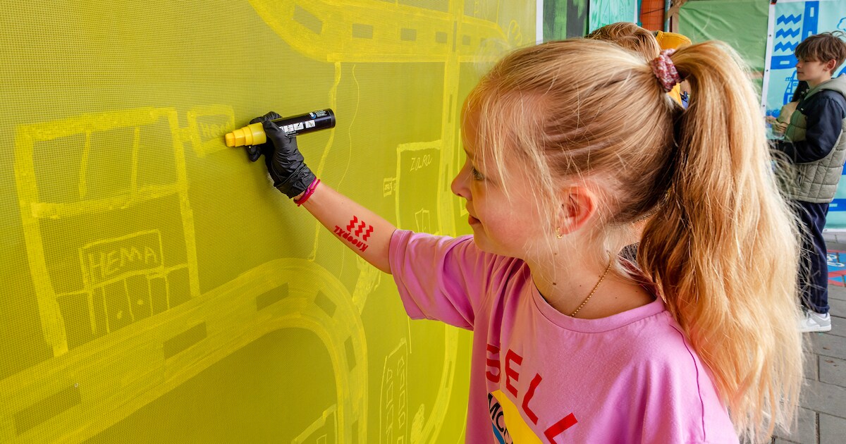 Kinderen schilderen de toekomst van Eindhoven op een bouwhek ...
