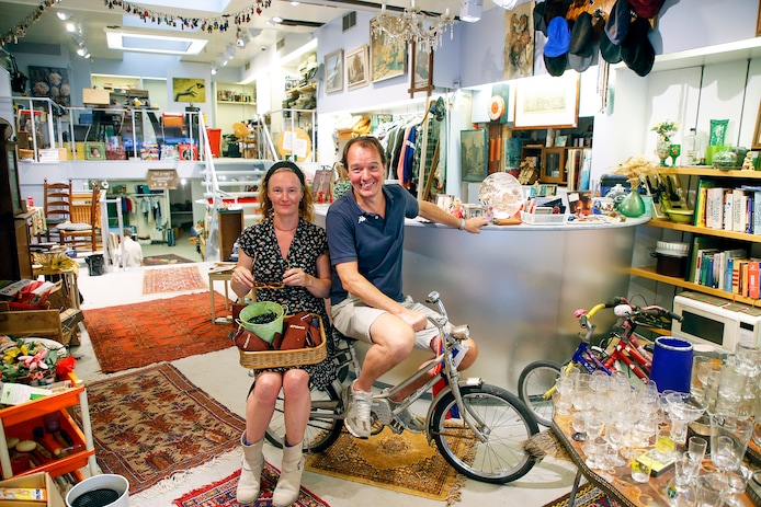 Als vader Jan overlijdt, laat hij zijn kinderen een loods vol dozen na ...