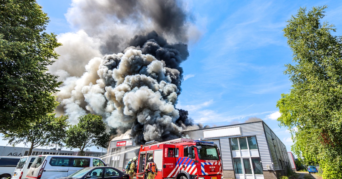 Grote brand in loods op industrieterrein in Klazienaveen onder controle | 112 nieuws Emmen | AD.nl