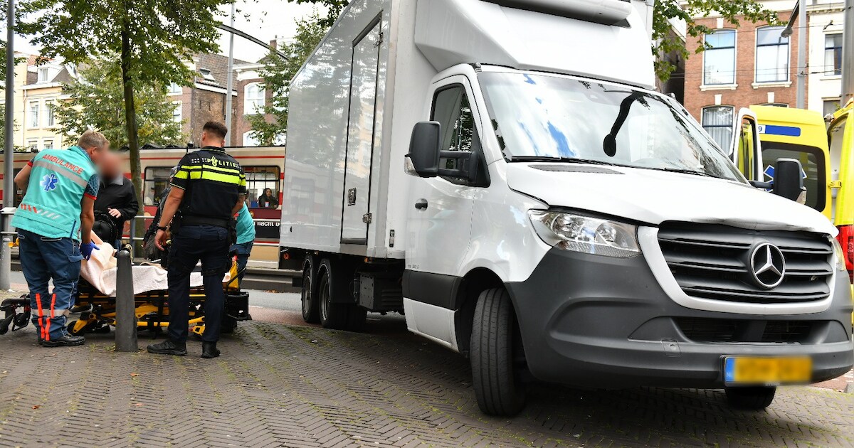 Scooterrijdster aangereden door bestelbus op het Spui, bestuurder van ...