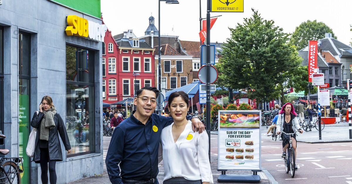 Subway? NO WAY! Met dit bord dirigeert Kevin klanten naar zijn eígen ...