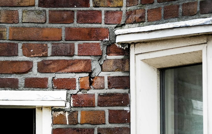 Nee, dit is niet in Groningen: Friese huizen scheuren door zakkend ...