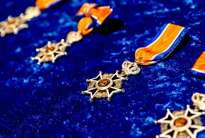 Koninklijke onderscheiding voor kersverse wethouder Nick Ran op Texel ...