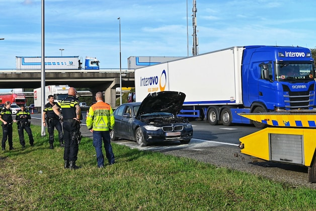 Auto vliegt in brand op A16 bij knooppunt Galder | Regio | AD.nl