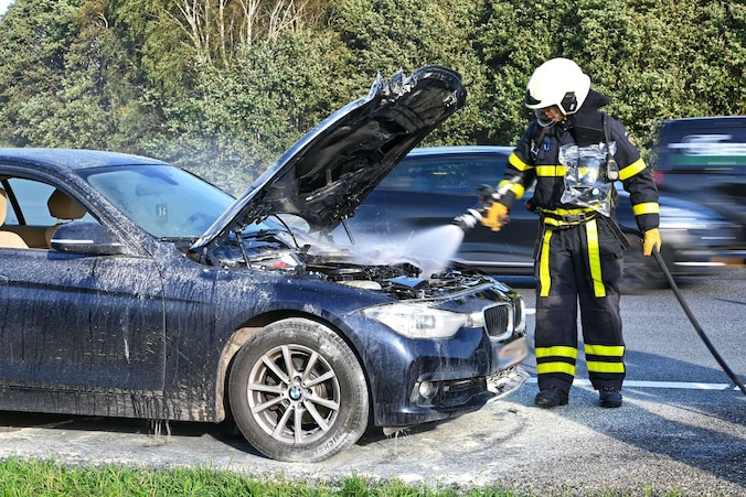 Auto vliegt in brand op A16 bij knooppunt Galder | Regio | AD.nl