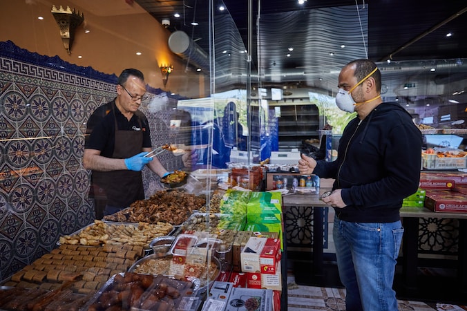 In de rij om brood te kopen op de dag dat ramadan begint | Regio | AD.nl