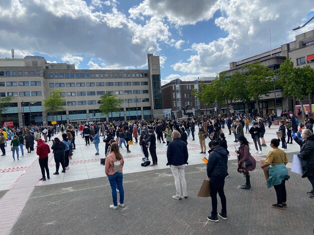 1700 demonstranten tegen racisme op Stadhuisplein in Eindhoven: ‘Kom ...