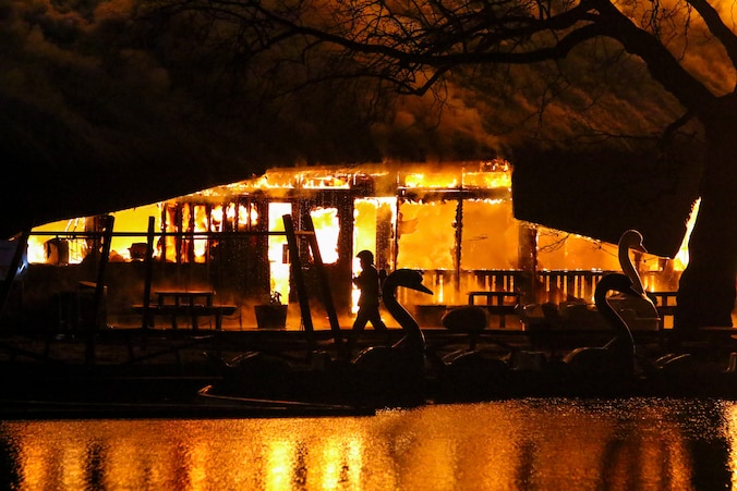 Rotterdammers reageren onthutst op de verwoestende brand in ...