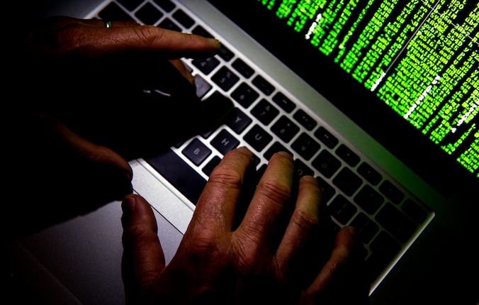 Jonge hacker krijgt flink lagere straf | Regio | AD.nl