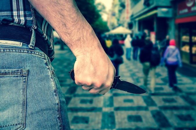 Man (23) zwaait met mes op plein in Bergen op Zoom en slaat op de ...