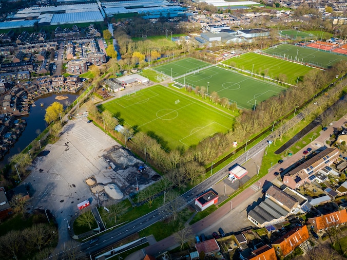 Scherm tussen padelbanen en huizen: wie gaat dat betalen? | Regio | AD.nl