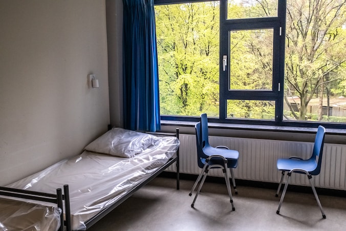 Heiloo biedt zes weken spoednoodopvang in sporthal Vennewater | Regio ...